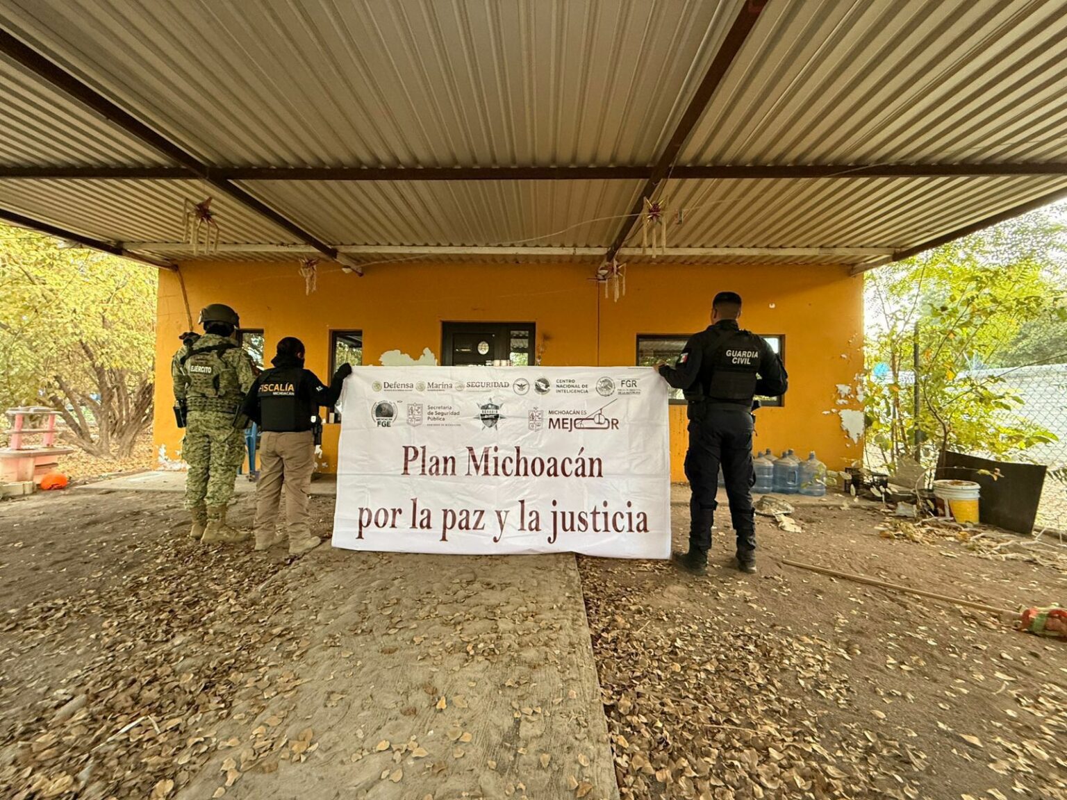 Decomisan drogas y armas tras cateos en 19 inmuebles vinculados a 'El ...